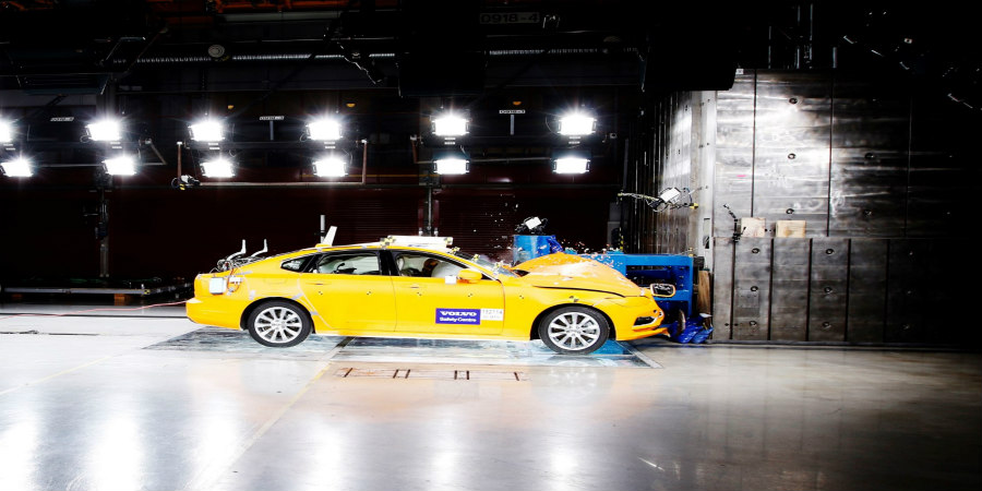 Το Volvo Cars Safety Centre γιορτάζει τα 20 χρόνια του στην υπηρεσία ...