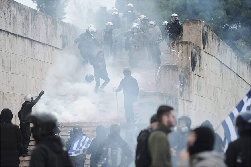 ΑΘΗΝΑ: Άγρια επεισόδια - Μαχαίρωμα και λιπόθυμα παιδιά από χημικά στο ...
